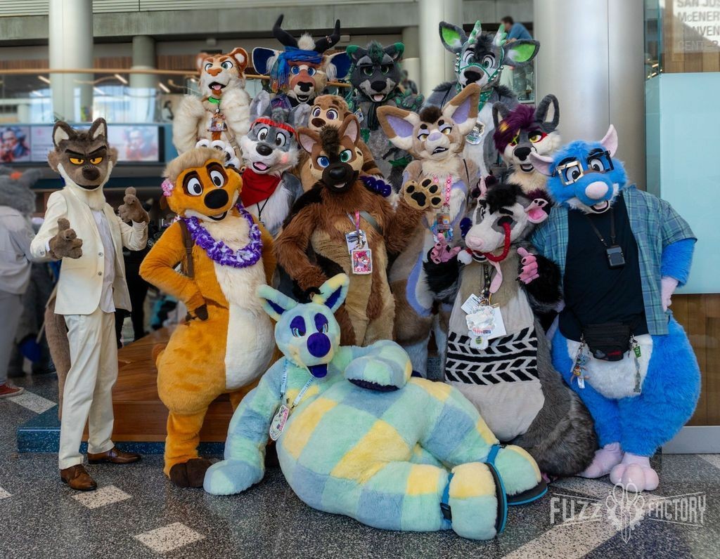 TK Wolf (@tkwolf@fursuits.online) - Fursuits Online